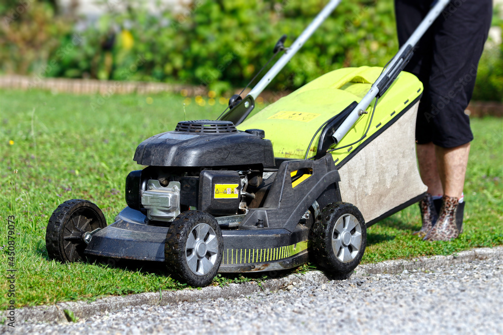 Tondeuse à gazon, passage de la tondeuse pour tondre la pelouse foto de ...