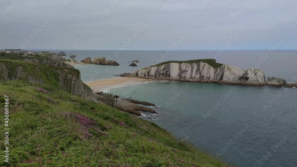 Vista de la isla del Castro unida a la costa quebrada de Santander por ...