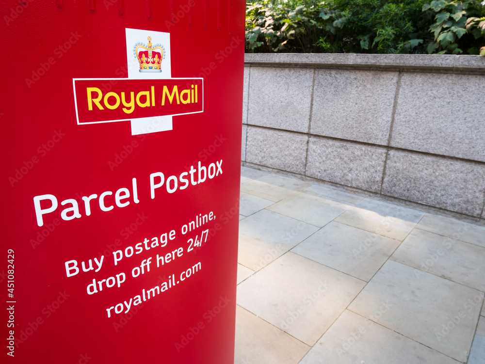 Foto Stock London, England, August 16th 2021: A Royal Mail parcel ...