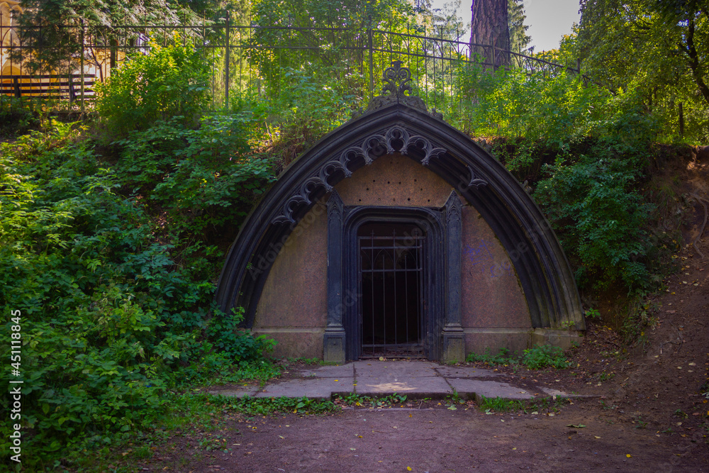 Foto de entrance to the old grotto underground passage in the Gothic ...