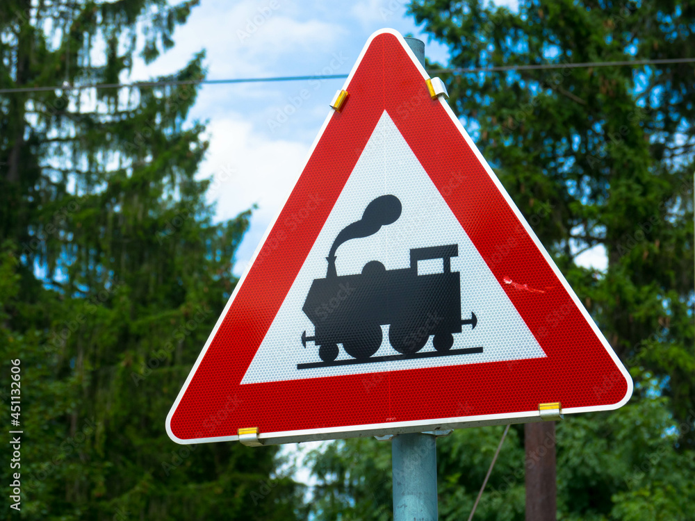 Fotka „Typical european railroad crossing sign on a country road ...