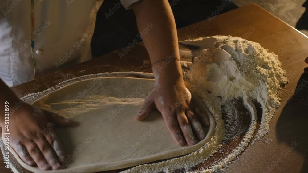 Stockvideo Cooking Italian pizza in a restaurant. Stretching raw pizza ...