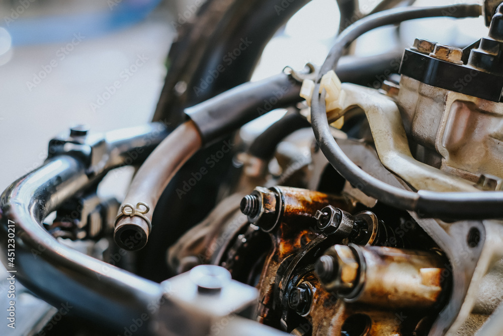 Set the valve on the cylinder head of the motorcycle engine by a ...