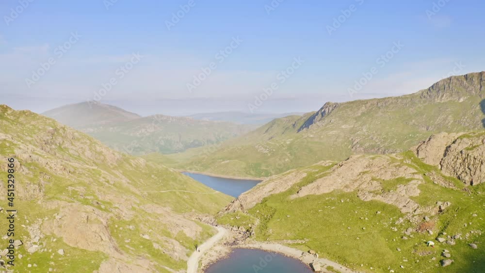 Video „Incredible crane up aerial reveal over Snowdonia National Park ...
