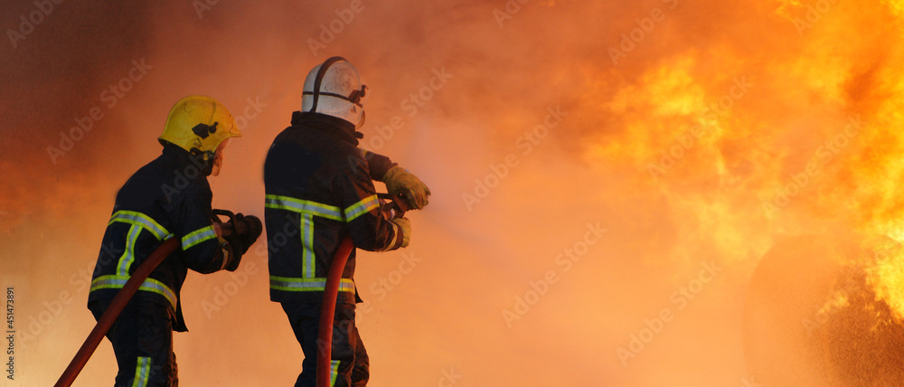 industrial fire, fire fighters fighting large industrial fire Stock ...