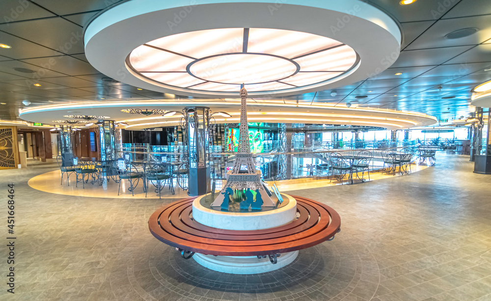 Vue de la galerie du pont 8 à l'intérieur du navire de croisière MSC ...