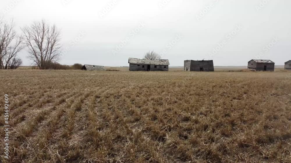 Video „Flying up to a scary looking haunted house in a farmers field ...