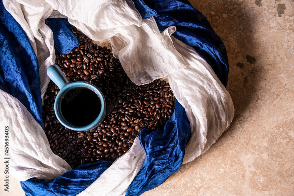 Foto de taza de café azul sobre granos de café en fondo de mármol con ...