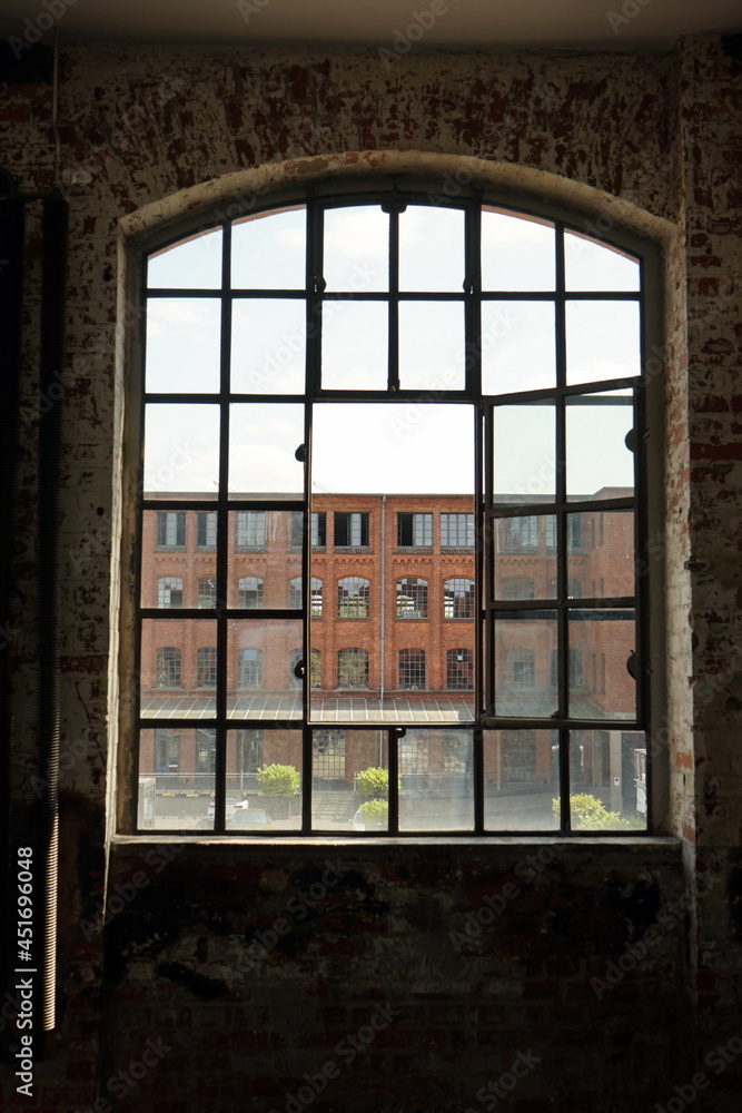 Schöne alte Fabrikfenster mit Sprossen und Rundbogen mit Blick in den ...