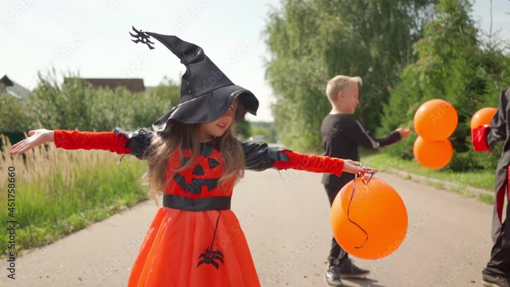 Vídeo do Stock: Halloween kids going to collect candy. Trick-or ...