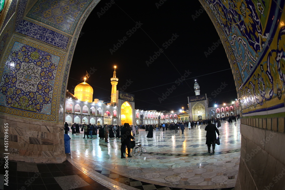 Foto de The shrine of Imam Ali bin Musa Al-Rida in Mashhad, Iran do ...