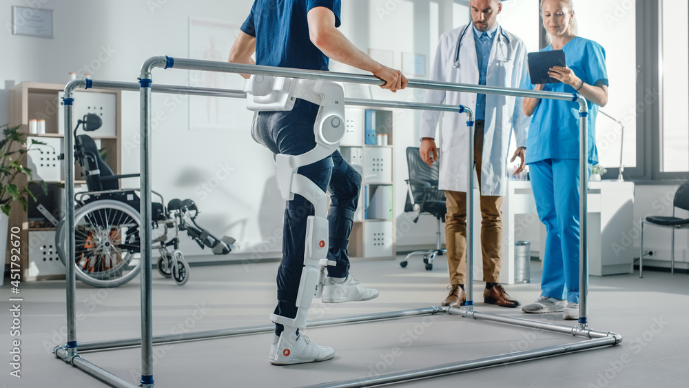Foto de Modern Hospital Physical Therapy: Patient with Injury Walks ...