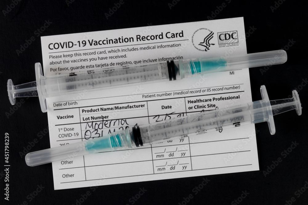 Foto de COVID-19 Vaccination Record Card with syringes or hypodermic ...