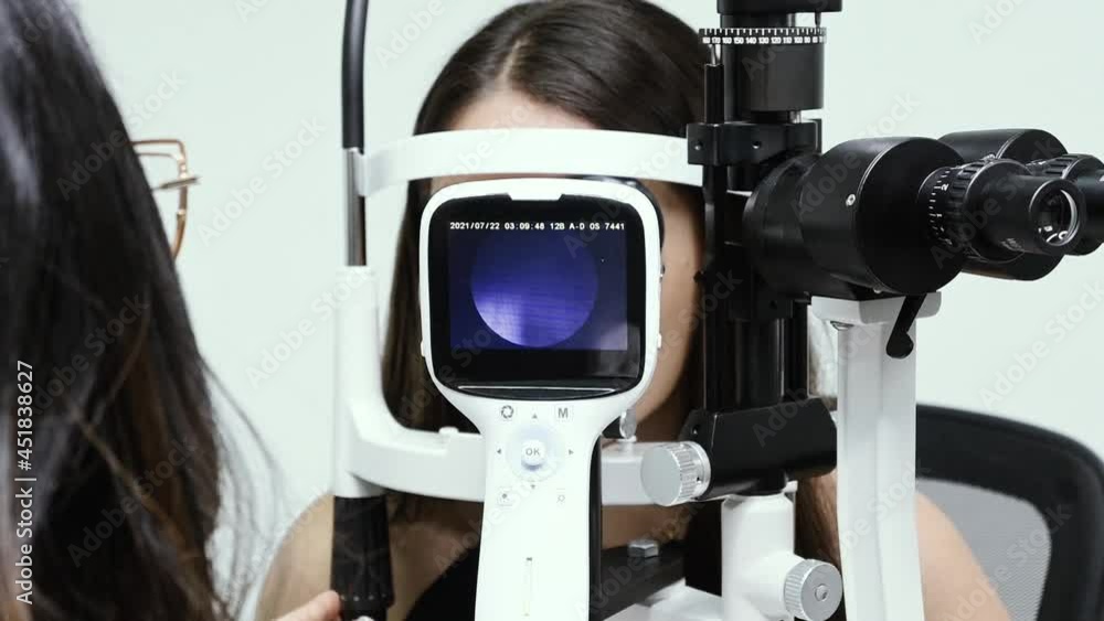 Doctora de la salud visual haciendo un examen de la vista con una ...