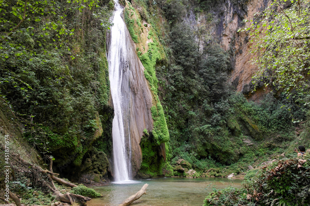Foto de Cascada El Chuveje en la Sierra Gorda de Querétaro junto al Río ...