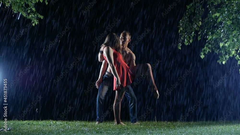 Young couple hugging and dancing under rain. vídeo do Stock | Adobe Stock