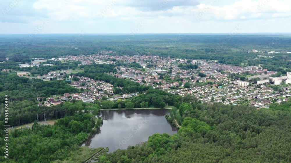 survol de la Foret de la Sologne et des lacs près de Salbris Stock ...