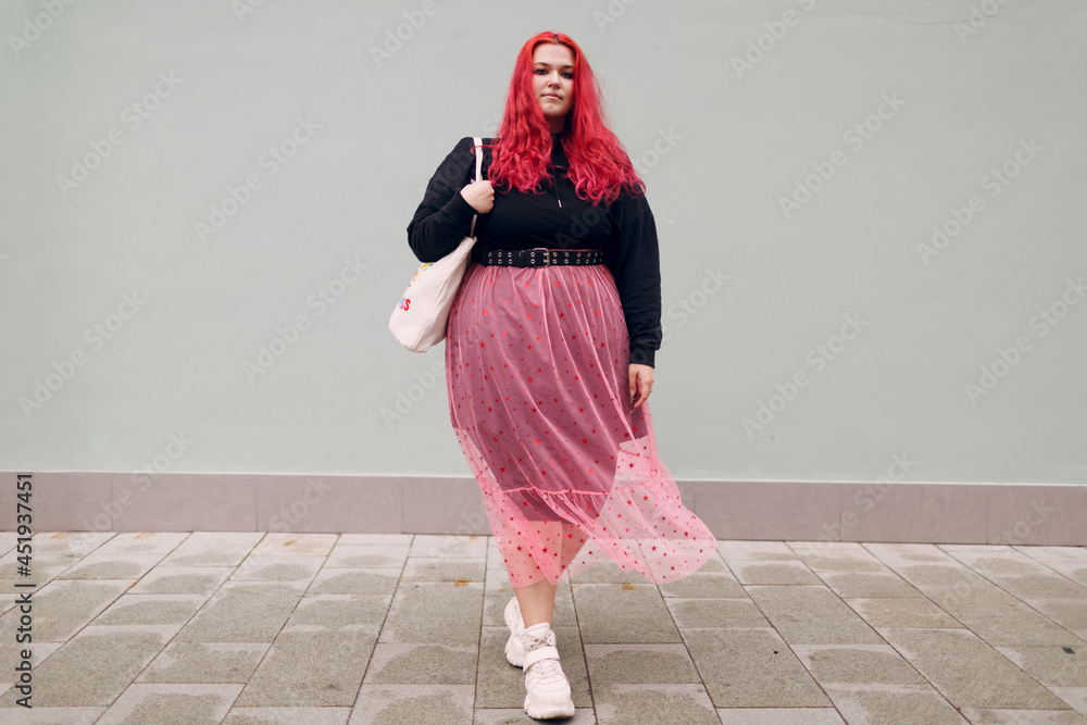 Foto de Plus size overweight fat body positive lgbtq woman walking ...