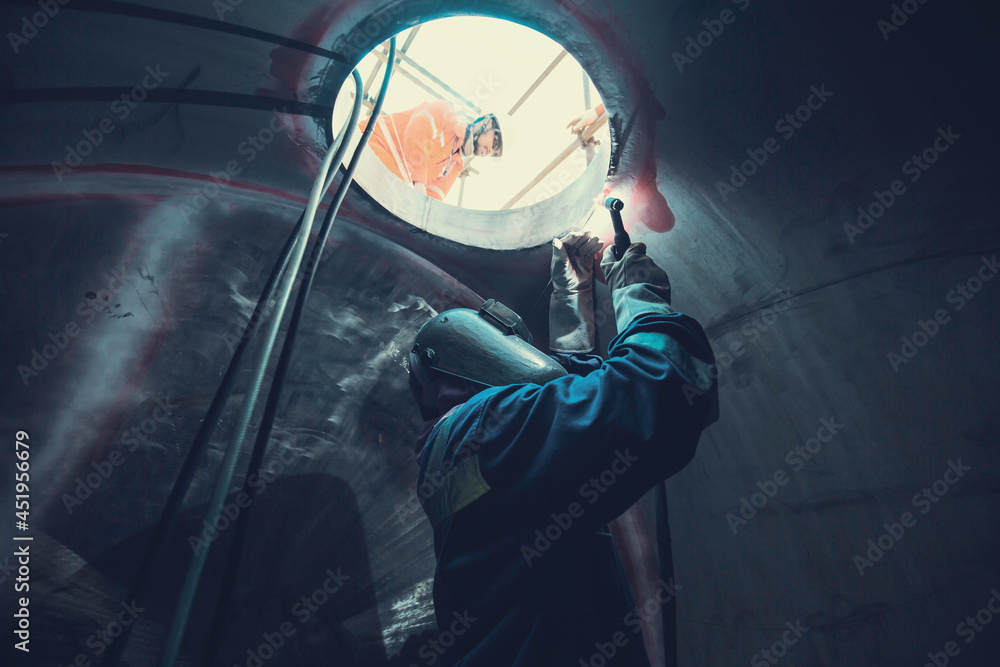 Welding arc argon worker male repaired metal is welding sparks ...