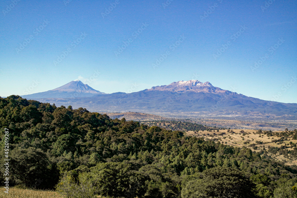 Foto de El volcán Popocatépetl y Iztaccihuatl vistos desde un bosque ...