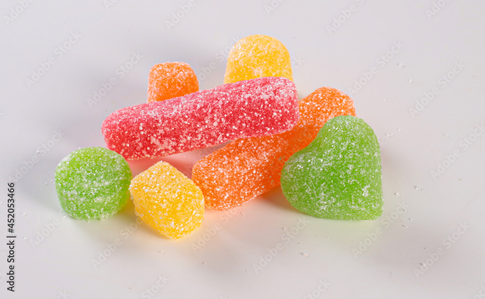 Goma, doce de geléia com açúcar cristal vários tipos em fundo branco ...