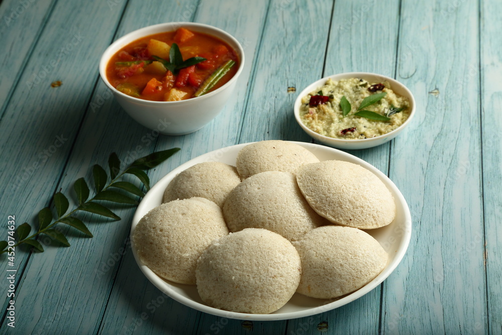 Foto de Indian vegetarian diet foods- homemade rice idly, idli iddly ...