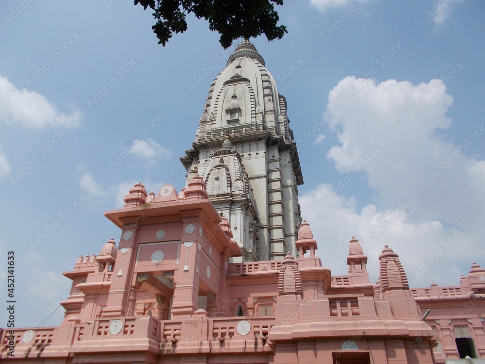 Kashi Vishwanath Temple famous for its texture and height in Varanasi ...