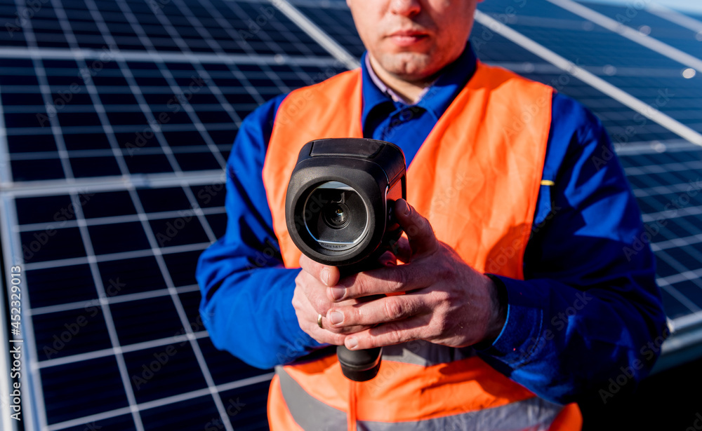 Inspector examination of photovoltaic modules using a thermal imaging ...
