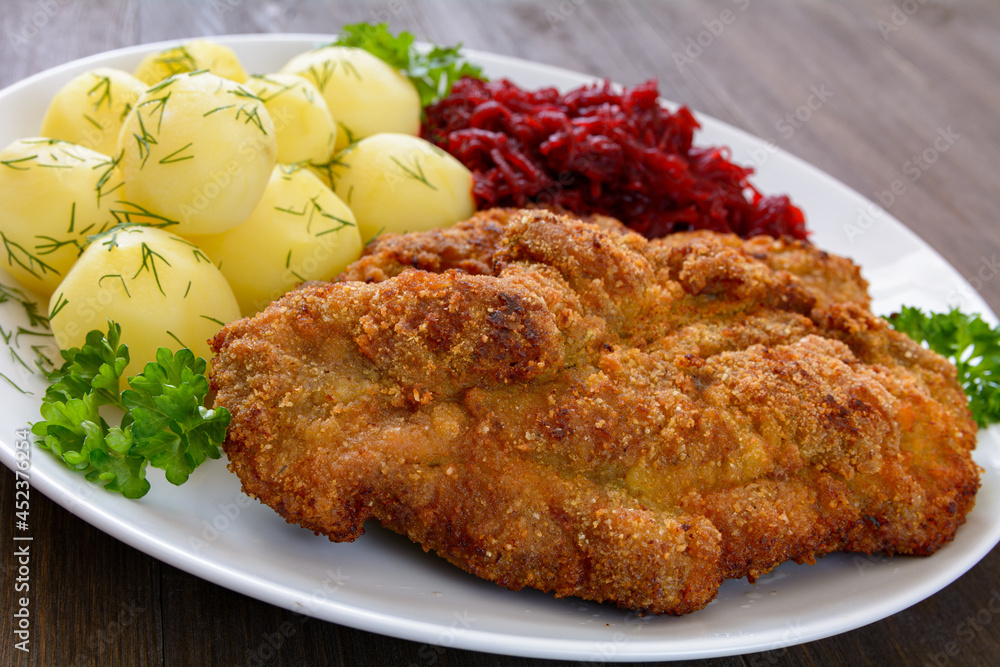 kotlet z ziemniakami i burakami Stock Photo | Adobe Stock