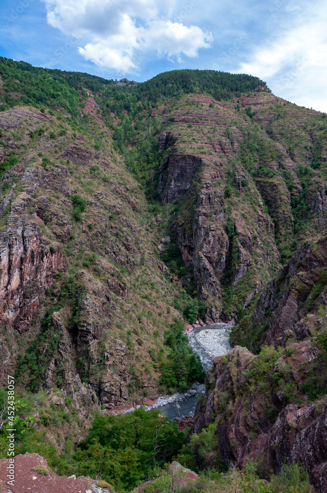 Paysage de montagne dans les gorges du Daluis dans les Alpes-Maritimes ...