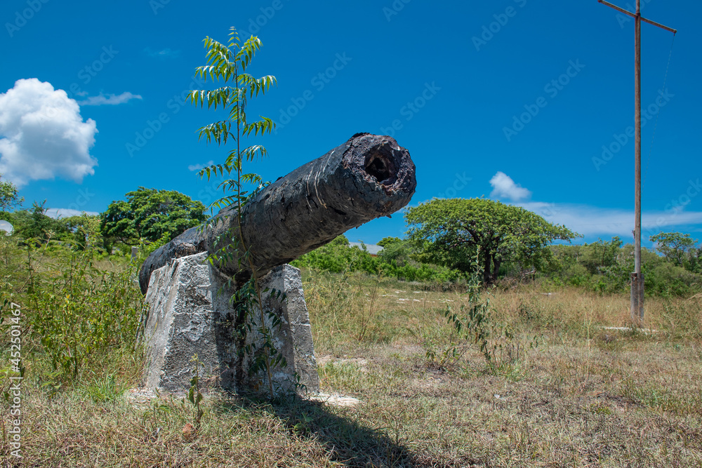 A 18th century cannon that had been retrieved from the wreck on the Ten ...