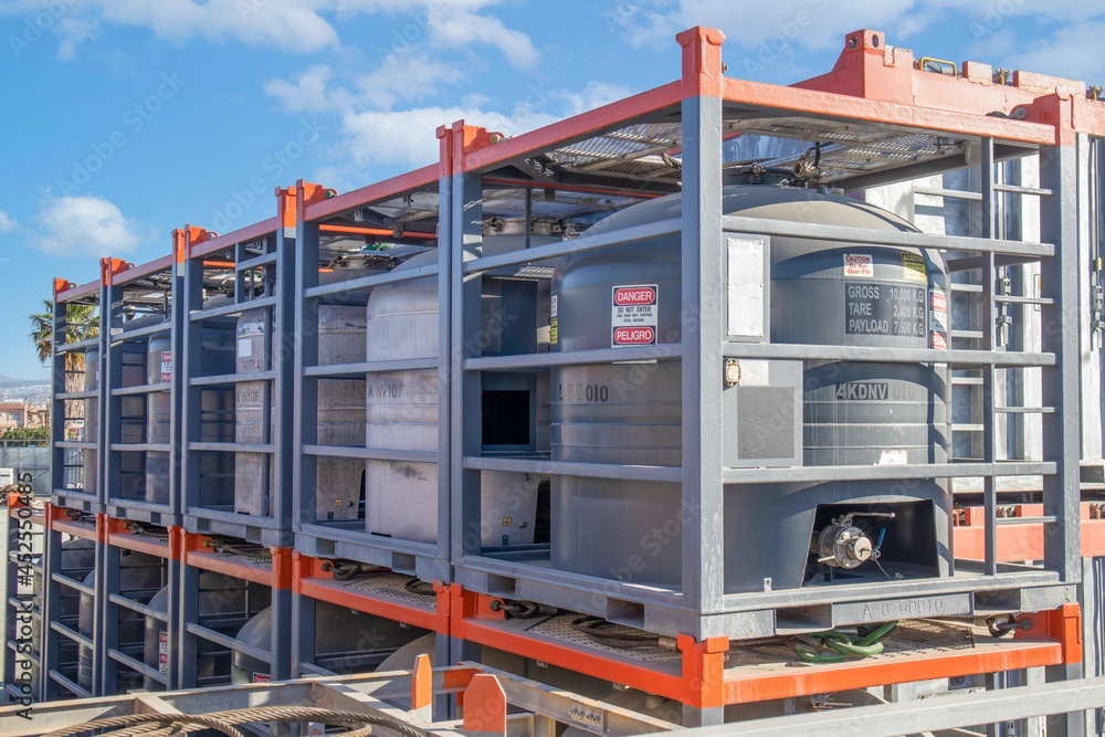 Specialized containers for the transport of industrial fluids under ...