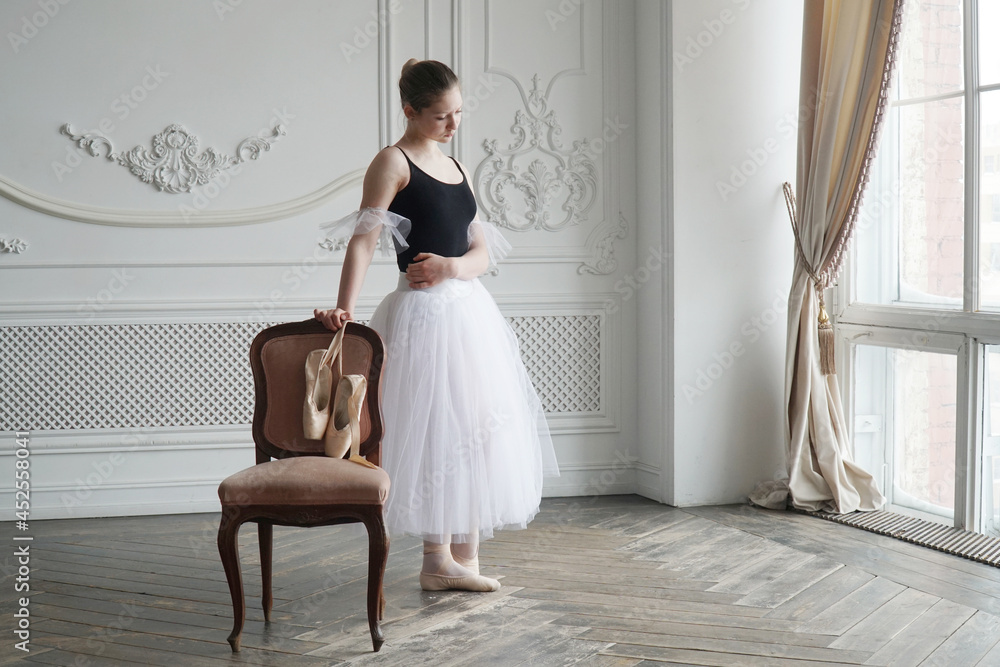 sad emotion sadness a ballerina thinks before performing on stage foto ...