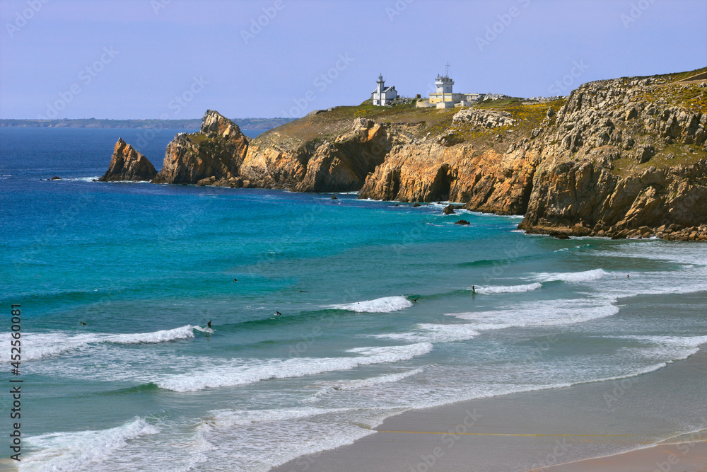 La plage de Pen Hat avec la pointe du Toulinguet et son sémaphore à ...