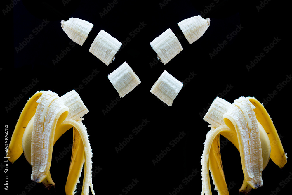 Banana madura cortada em fatia descascada com casca bem amarela. Imagem ...