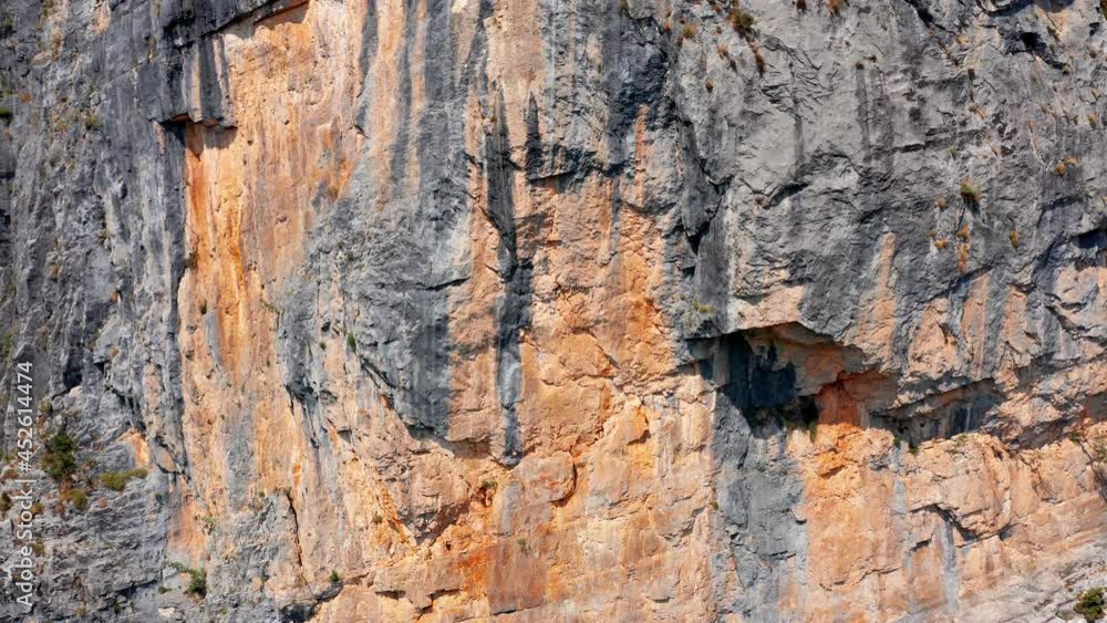 Video „Rough surface and texture of rock on a vertical cliff ...