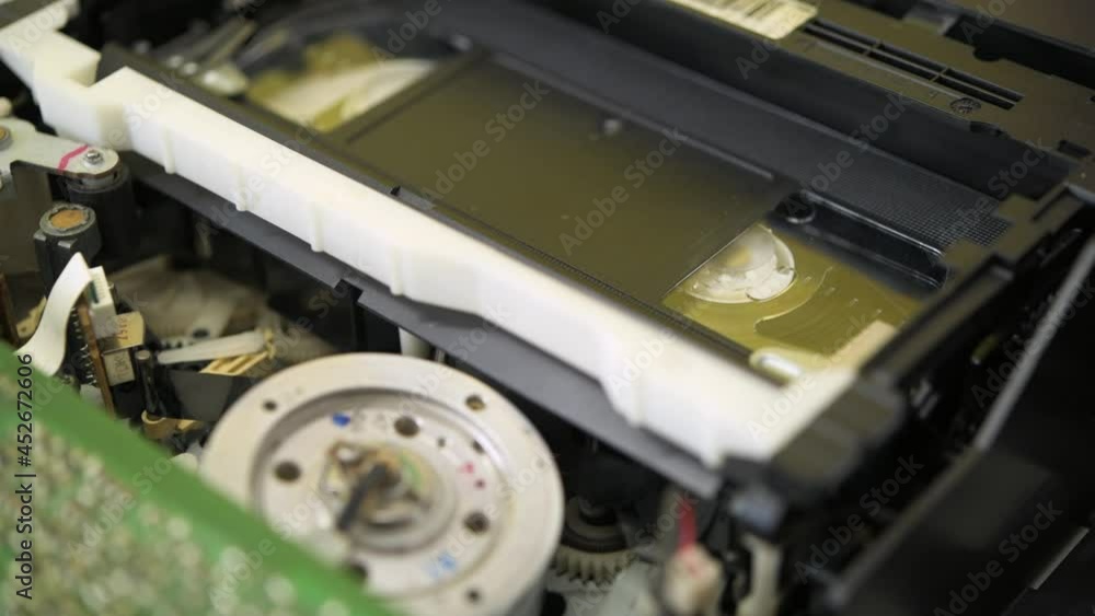 Operation of the mechanism for loading and unloading film in a VHS ...