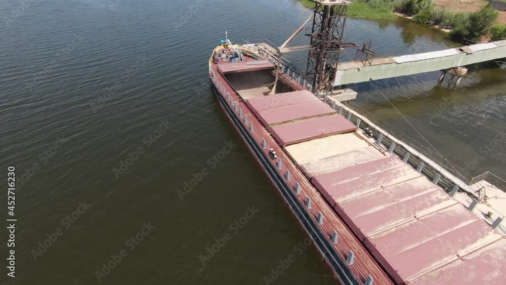 Vidéo Stock grain loading terminal. agriculture a transportation business concept. grain barge ...
