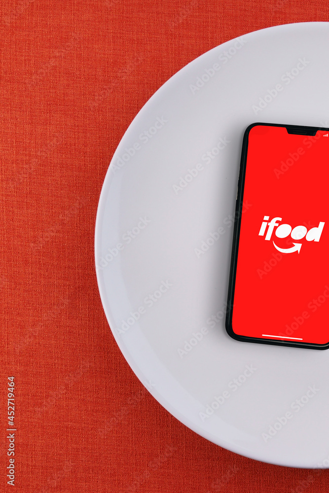 Foto de Ifood app on smartphone screen inside an empty white plate ...