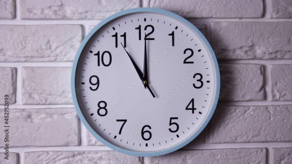 Vidéo Stock Classic analog clock pointing at ten fifty five, isolated ...