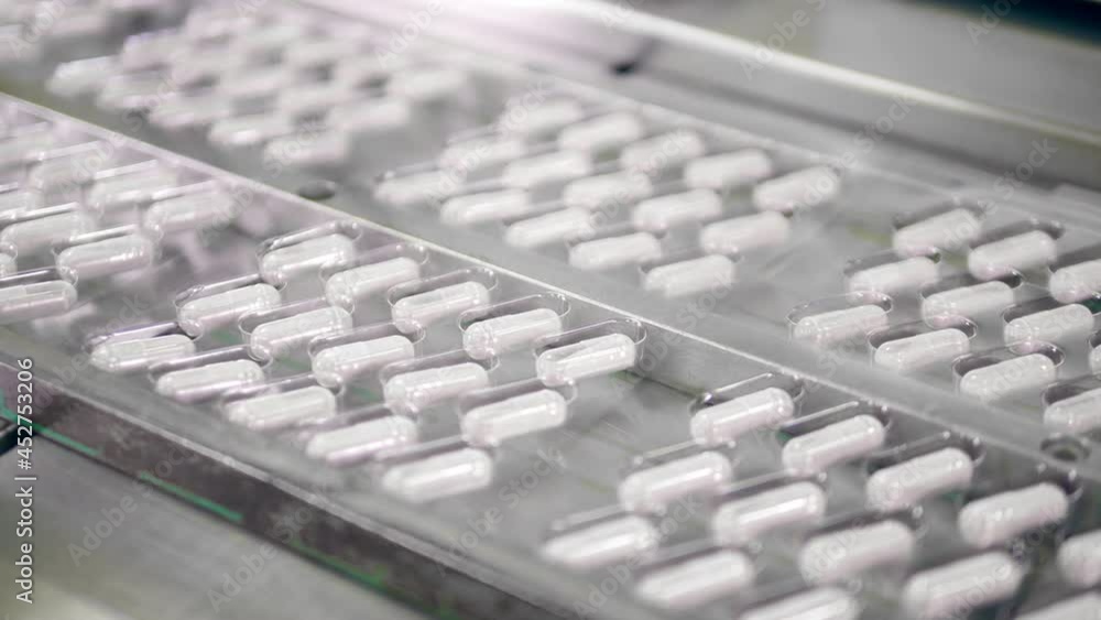 Vidéo Stock Blister packs with medication capsules moving along the ...