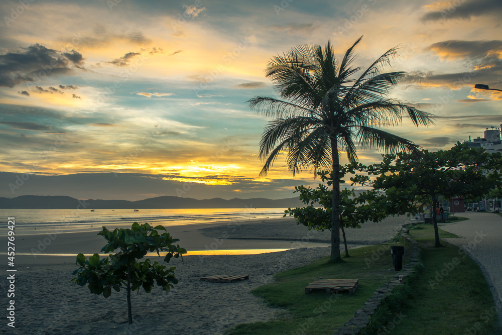 Nascer do sol na praia com nuvens e coqueiro - Paisagem natural Stock ...
