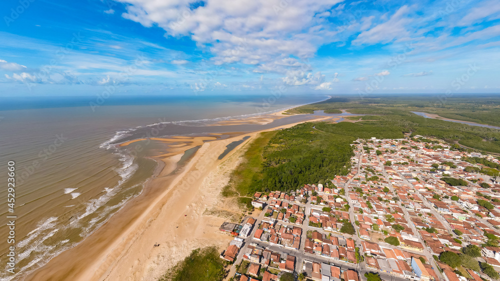 Passarela Ecológica do Gigica sobre o manguezal e ao final praia ...