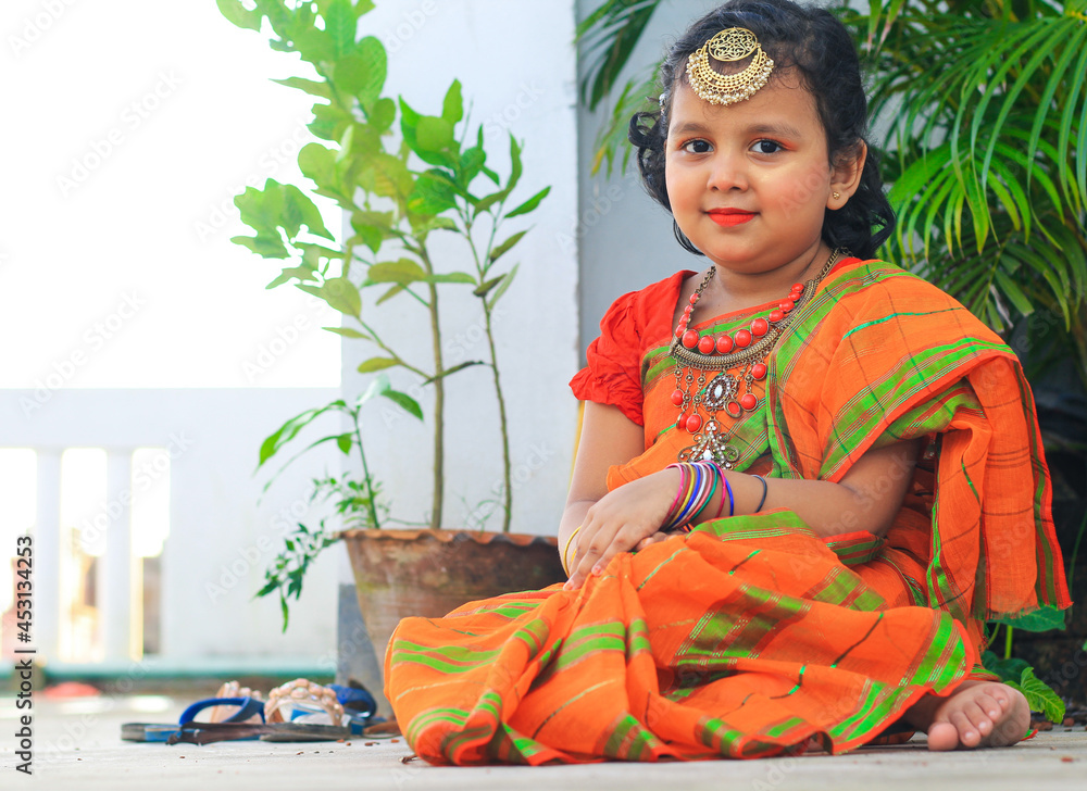 Indian little girl in traditional saree and jewelry. Cute Indian little ...