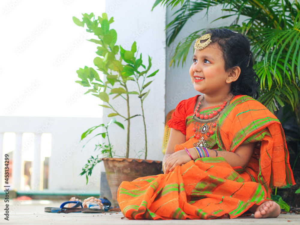 Indian little girl in traditional saree and jewelry. Cute Indian little ...