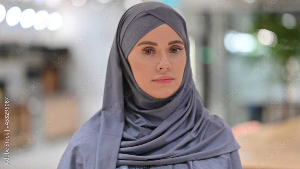 Foto de Portrait of Arab Woman No Sign by Shaking Head, Disapprove do ...