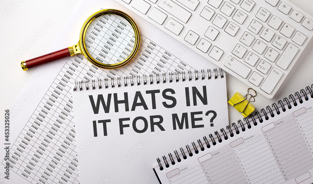 Stockfoto WHATS IN IT FOR ME text written on notebook on chart with ...