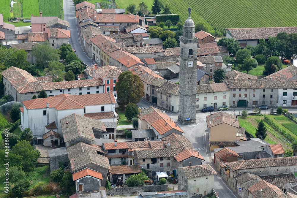 Fotografía aérea de campanario y pueblo de Codroipo en la región ...
