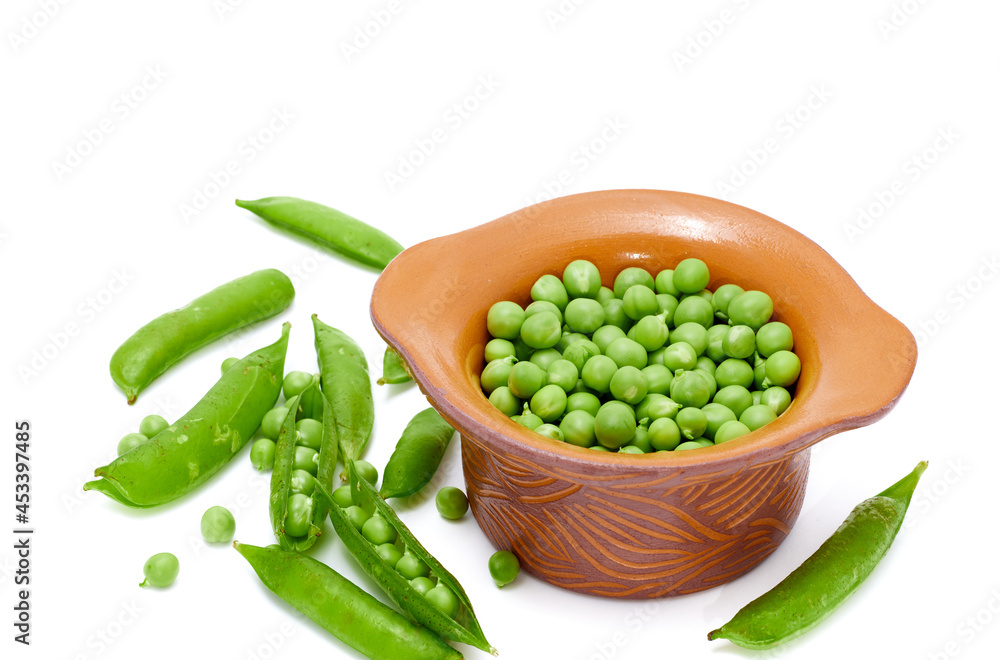 Foto de Chicharos frescos (leguminosas), en una ollita de barro ...