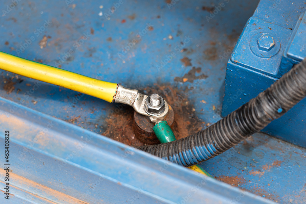 Connection of earth grounding point for neutral leaking current of the ...